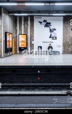 Advertising on the metro platform - seats are transformed in ...