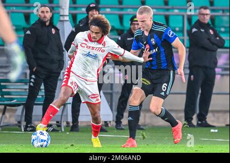 Bari's Mehdi Dorval and Pisa's Hortur Hermannsson during the Italian ...