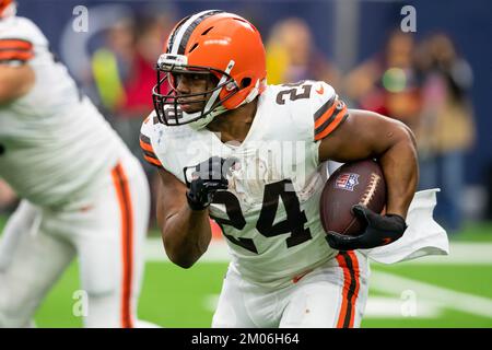 Cleveland Browns running back Nick Chubb watches before an NFL football ...