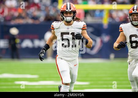Cleveland Browns linebacker Jordan Kunaszyk (51) defends during an NFL ...
