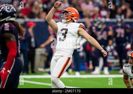 Cleveland Browns place kicker Cade York (3) gets set to make a kick ...
