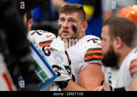 Cleveland Browns guard Wyatt Teller (77) talks with teammates offensive ...