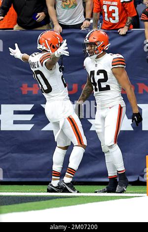 Cleveland Browns linebacker Tony Fields II (42) in action against the ...