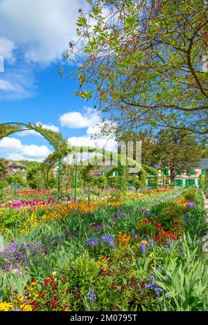 Monet’s house and visitors at Giverny, the garden of French ...