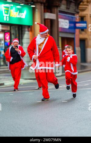 Liverpool, UK. 04th Dec, 2022. Runners race during the annual Liverpool ...