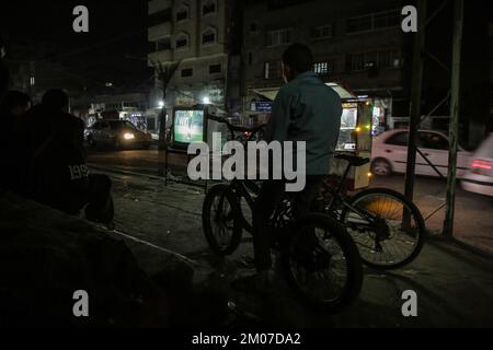 Gaza, Palestine. 04th Dec, 2022. Palestinians watch a FIFA World Cup ...