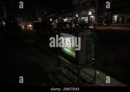 Gaza, Palestine. 04th Dec, 2022. Palestinians watch a FIFA World Cup ...