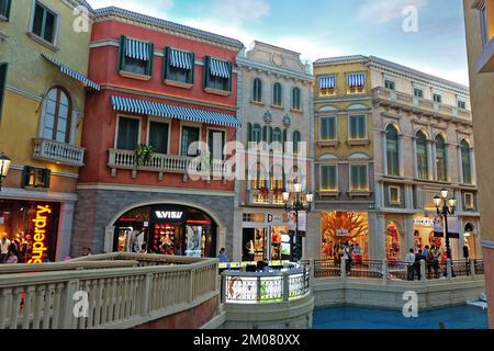The Venetian's Exterior architecture and decoration in Italian gothic ...