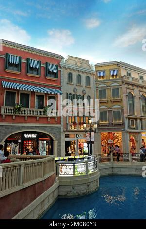 The Venetian's Exterior architecture and decoration in Italian gothic ...