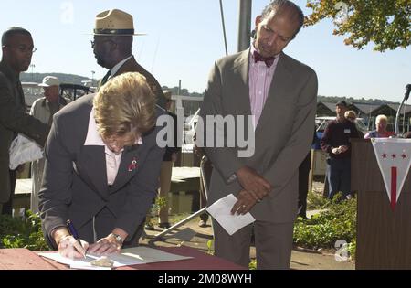 Christine Todd Whitman at Anacostia with DC Mayor Anthony Williams ...