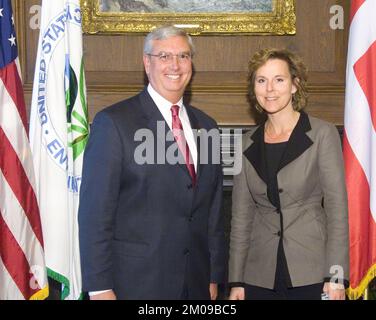 Federal Minister for Energy and Emissions Reduction Angus Taylor speaks ...