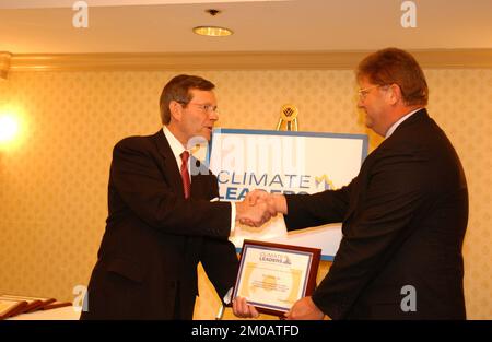 Administrator Mike Leavitt addresses the Climate Leaders Partners ...