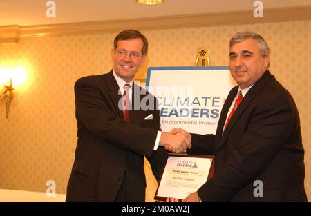 Administrator Mike Leavitt addresses the Climate Leaders Partners ...