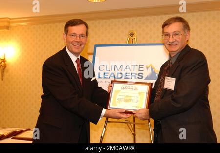 Administrator Mike Leavitt addresses the Climate Leaders Partners ...