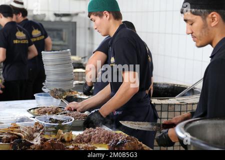Cutting the cooked meat, Besh Qozon Plov Restaurant, North Tashkent ...