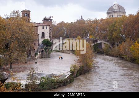 Rome, Italy. 4th Dec, 2022. People with umbrellas in the rain near ...