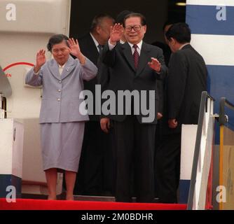 (R-L) President Jiang Zemin and his wife Wang Yeping wave goodbye to ...