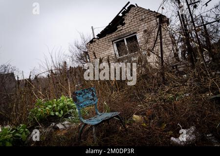 Terny, Ukraine. 27th Nov, 2022. A solider chops fire wood for their ...
