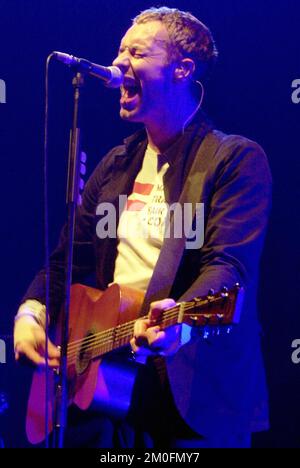 Coldplay seduced 4700 fans in Valby, Copenhagen, with their music and ...