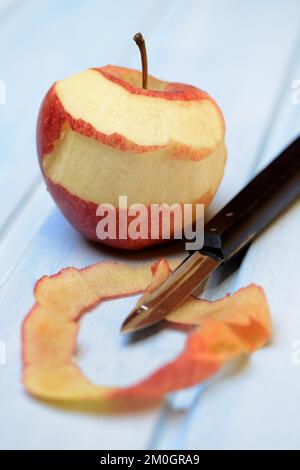 Peeled apple with peeling knife, apple peels Stock Photo - Alamy