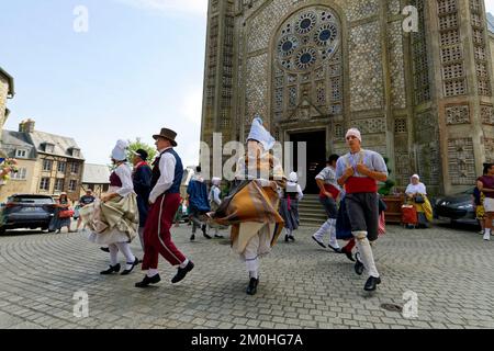 France, Orne, village of Domfront, market day with folk dance Stock ...