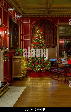 Inside The Great Hall at historic Warwick Castle, England Stock Photo ...