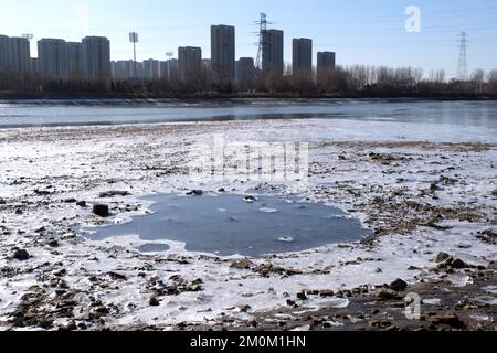 During the Daxue solar term, the Hun River began to freeze in Shenyang ...