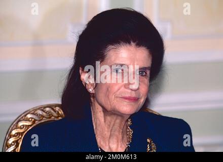 Leah Rabin, wife of Israeli PM Yitzhak Rabin, Rome, Italy 1995 Stock ...