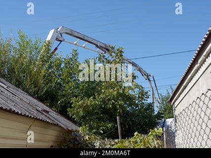 Boom elbow of ready mix truck mounted concrete pump with hydraulic lift ...