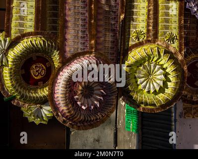Garland made of Indian currency notes Stock Photo - Alamy