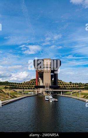 Strepy-Thieu boat lift one of the worlds largest boat lifts, Canal du ...