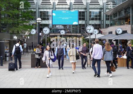 Office workers on Reuters Plaza at Canary Wharf in London, England ...