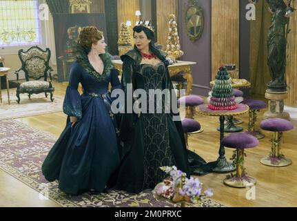 DISENCHANTED, from left: Amy Adams, Maya Rudolph, 2022. ph: Jonathan ...