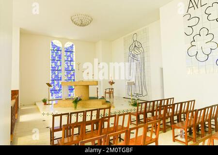 STAINED GLASS WINDOW MATISSE CHAPEL VENCE FRANCE Stock Photo - Alamy