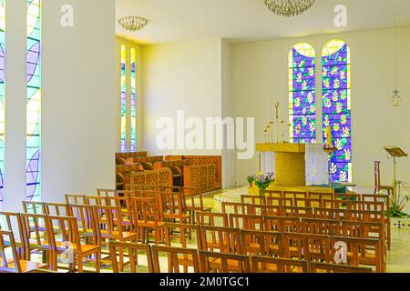 STAINED GLASS WINDOW MATISSE CHAPEL VENCE FRANCE Stock Photo - Alamy