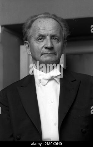 Wilhelm Kempff, German classical pianist, before a performance at the ...