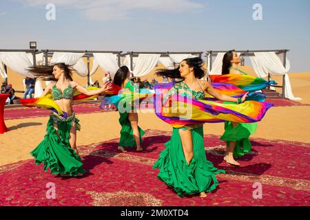 Belly dancers in the Dubai Desert Conservation Reserve Stock Photo - Alamy