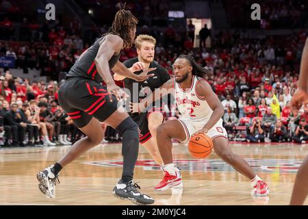 Ohio State guard Bruce Thornton (2) works toward the basket as Illinois ...