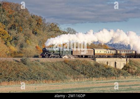 Clun Castle steam train Corston near Bath Stock Photo - Alamy
