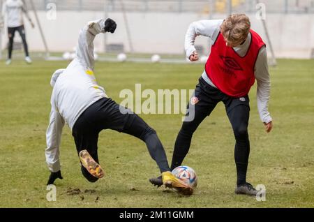 Dresden, Germany. 09th Dec, 2022. The players warm up at the start of ...