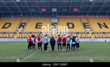 Dresden, Germany. 09th Dec, 2022. Jonas Oehmichen (r) and other players ...
