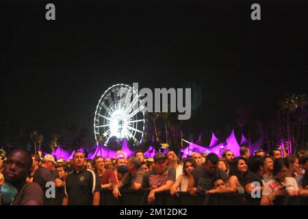 Coachella - Crowds at night Stock Photo - Alamy