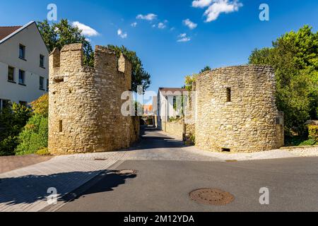 Stiegelgässer Tor or Stiegelpforte in Ingelheim, Rheinhessen, corner of ...