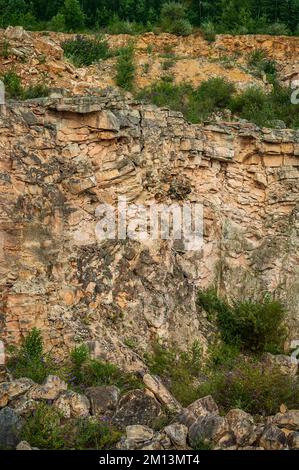 Shattered face of Magnesian limestone in a quarry Stock Photo - Alamy