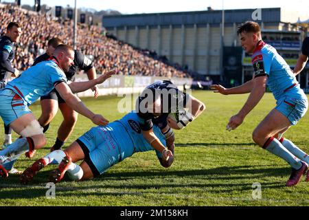 Bath Rugby's Fergus Lee-Warner scores his side's second try of the game ...