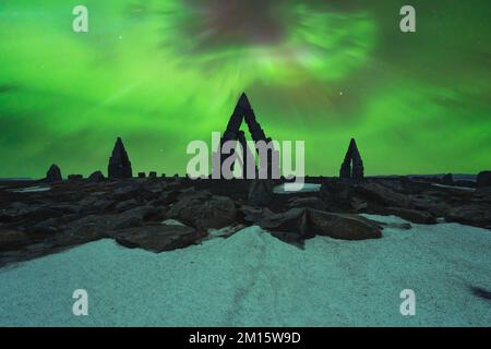 Spectacular scenery of bright turquoise northern lights over Artic ...