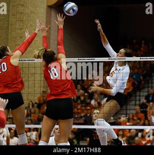 December 10, 2022: Texas outside hitter MADISEN SKINNER (6) digs the ...