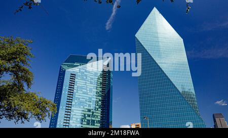 Modern AMLI Fountain Place Buildings in Downtown Dallas - DALLAS ...