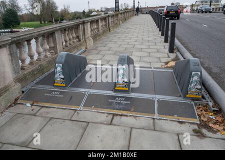 A Crowdguard ATG Surface Guard HVM security system on Hampton Court ...