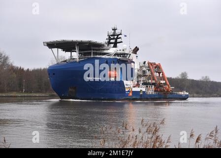 Offshore supply vessel Topaz Tangaroa sails through the Kiel Canal ...